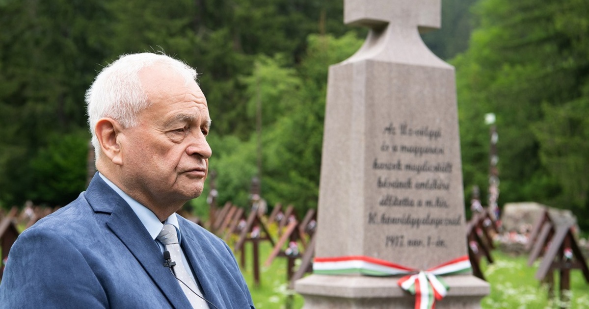 Az úzvölgyi katonatemetőben rótta le kegyeletét Harrach Péter | Demokrata