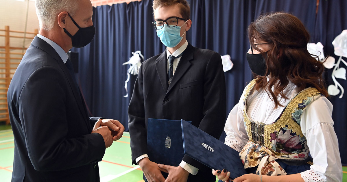 Horvát nemzetiségi ösztöndíjat adott át Soltész Miklós | Demokrata