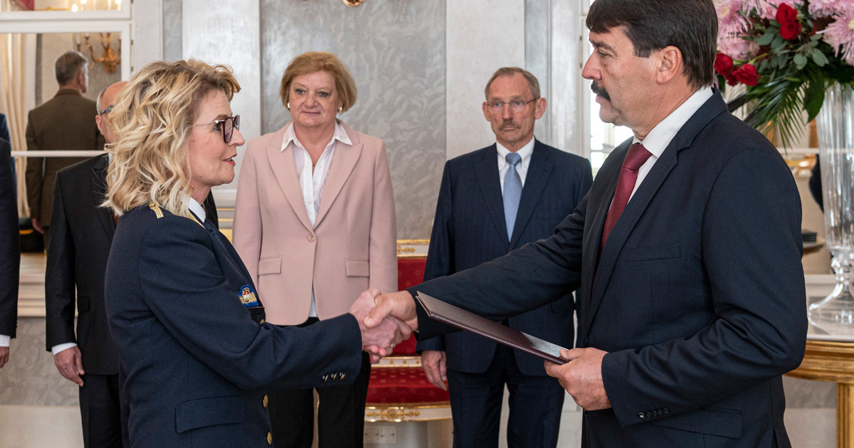 Tábornoki előléptetéseket és kinevezéseket adott át Áder János | Demokrata
