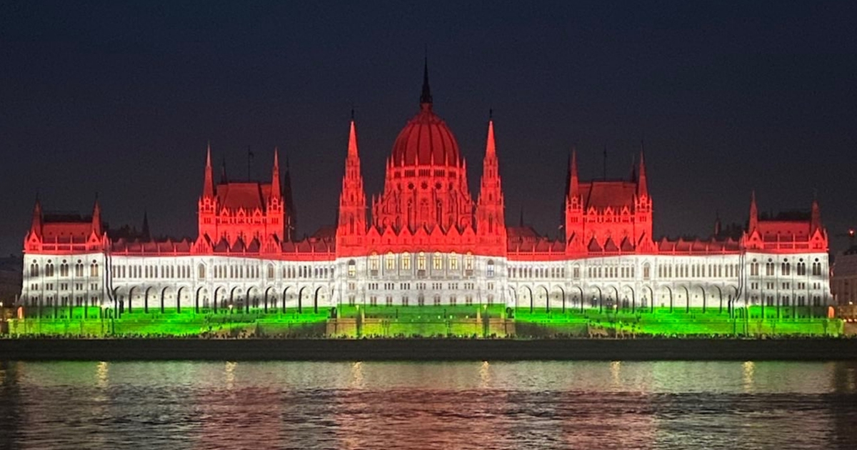 Fotó: nemzeti színekben a Parlament | Demokrata