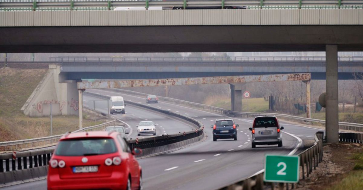 Homokfelhő rontja a látási körülményeket az M1-esen | Demokrata