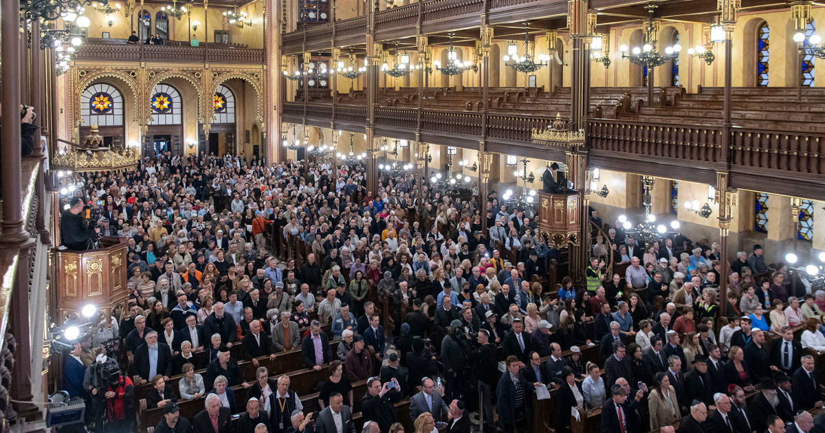 Szolidaritási istentiszteletet tartottak a Dohány utcai zsinagógában ...