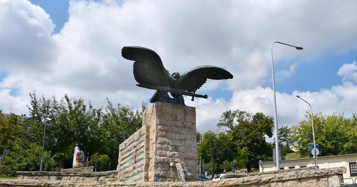 Turul a szoborparkban? | Demokrata