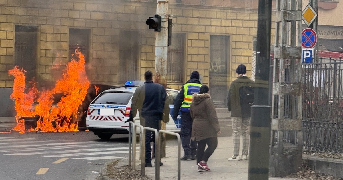 Hatalmas lánggal égett egy autó Józsefvárosban | Demokrata