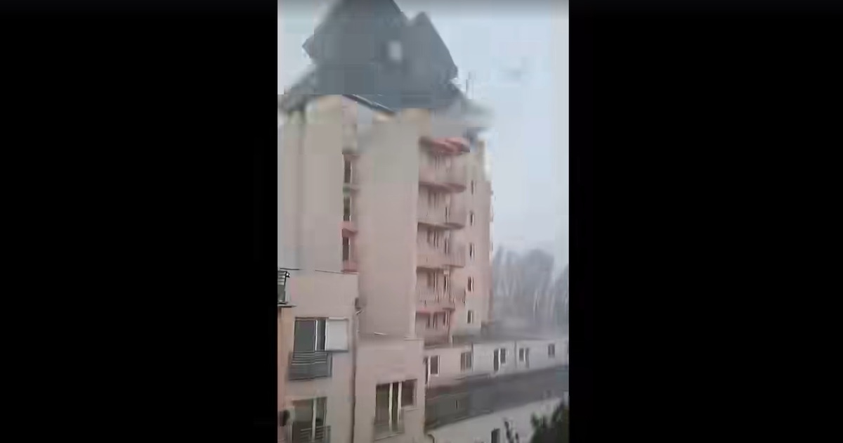 Letépte a szél a Szegedi Tudományegyetem épületének tetejét (Videó ...